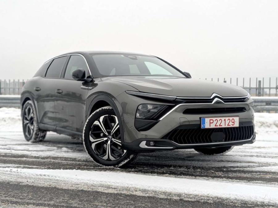 Brown Citroen C5 2022 in Vilnius, with an engine capacity of 1.60 L and mileage of 138 thousand km for 19800 €, photo 3 on AUTOMOTO.COM.LV
