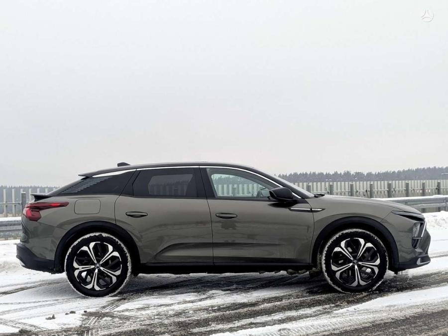 Brown Citroen C5 2022 in Vilnius, with an engine capacity of 1.60 L and mileage of 138 thousand km for 19800 €, photo 4 on AUTOMOTO.COM.LV