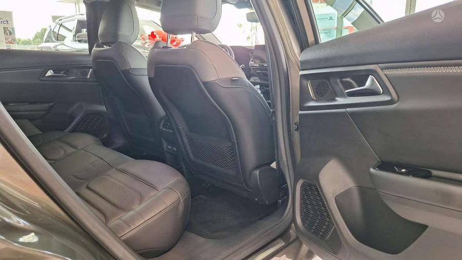 Grey Citroen C5 2023 in Kaunas, with an engine capacity of 1.60 L and mileage of 20 thousand km for 30988 €, photo 11 on AUTOMOTO.COM.LV