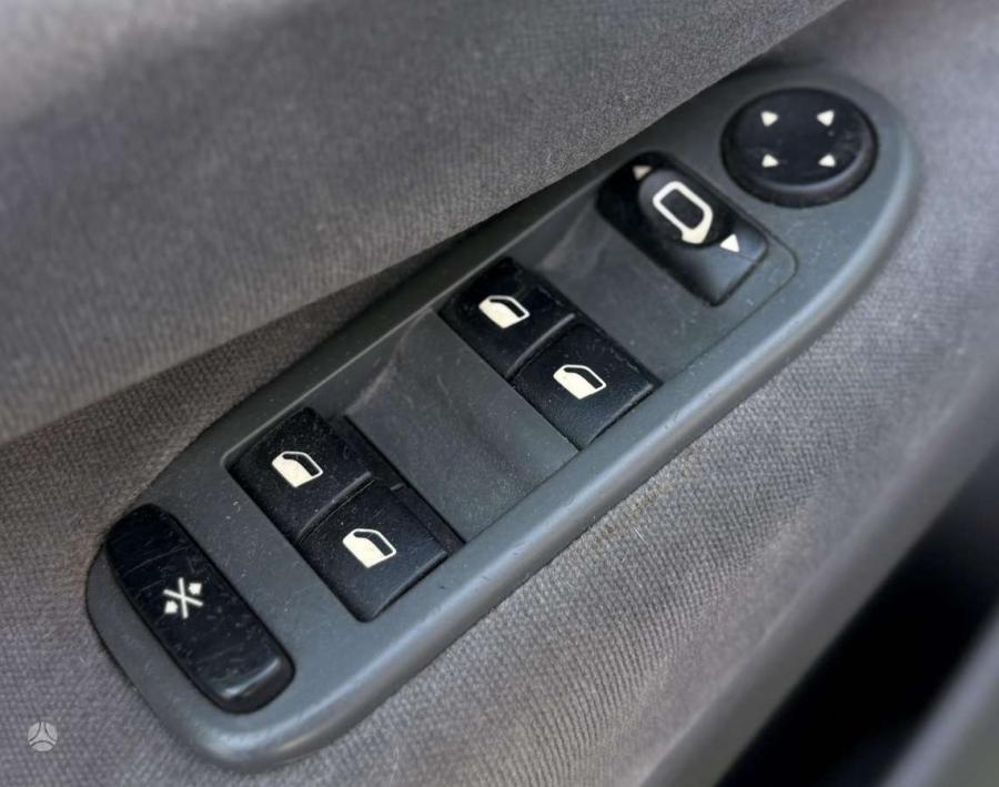 Pelēks Citroen C5 2005 Panevēža, ar dzinēja tilpumu 1.56 L un nobraukumu 382 tūkst. km par 750 €, foto 11 vietnē AUTOMOTO.COM.LV