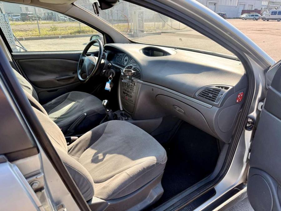 Pelēks Citroen C5 2005 Panevēža, ar dzinēja tilpumu 1.56 L un nobraukumu 382 tūkst. km par 750 €, foto 17 vietnē AUTOMOTO.COM.LV