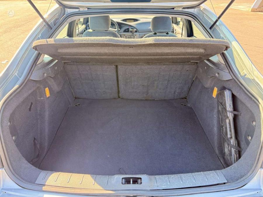 Pelēks Citroen C5 2005 Panevēža, ar dzinēja tilpumu 1.56 L un nobraukumu 382 tūkst. km par 750 €, foto 23 vietnē AUTOMOTO.COM.LV