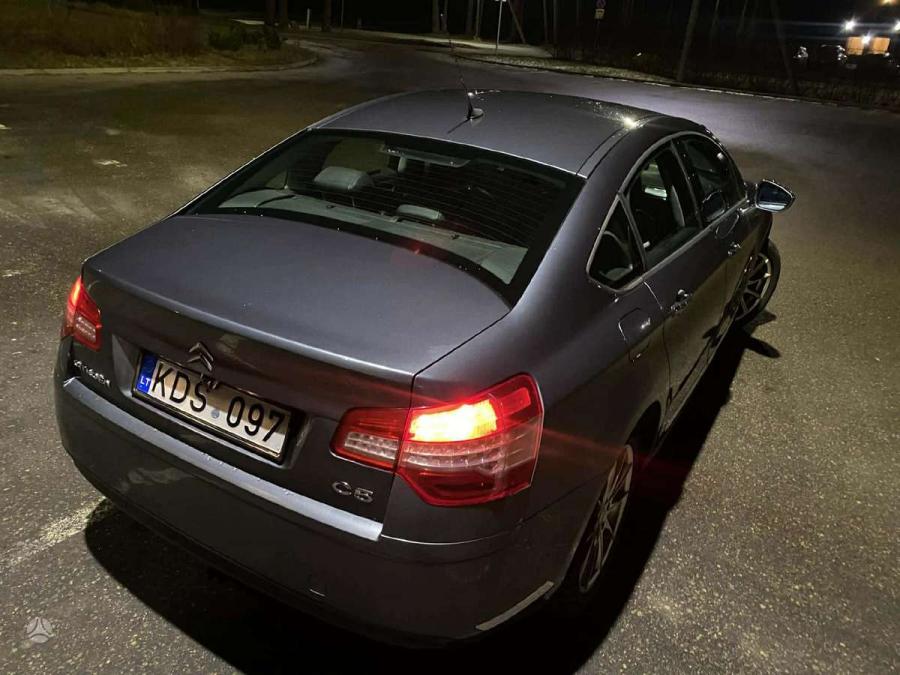 Pelēks Citroen C5 2008 Viļņa, ar dzinēja tilpumu 2.00 L un nobraukumu 356 tūkst. km par 1000 €, foto 1 vietnē AUTOMOTO.COM.LV