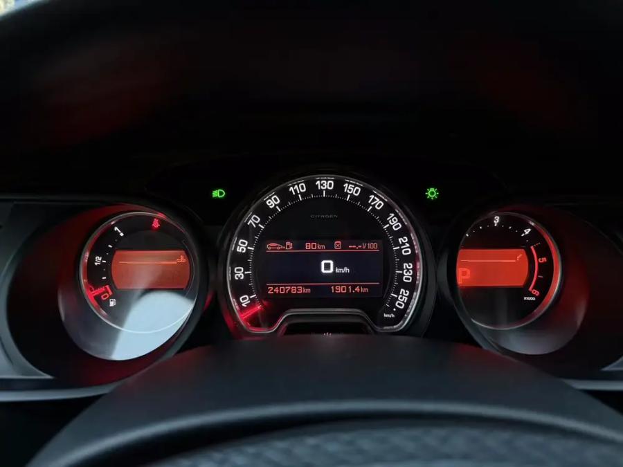 Pelēks Citroen C5 2010 Rīga, ar dzinēja tilpumu 3.00 L un nobraukumu 241 tūkst. km par 3690 €, foto 18 vietnē AUTOMOTO.COM.LV