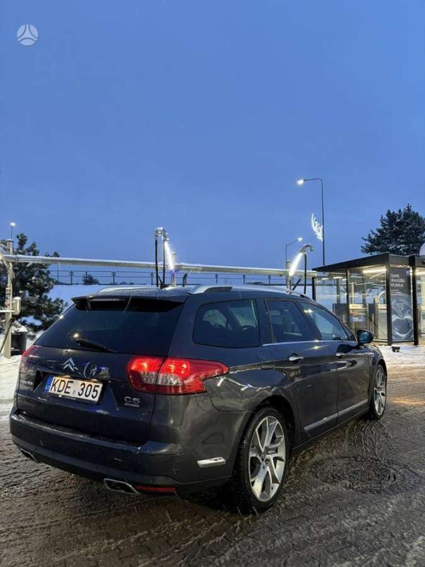 Pelēks Citroen C5 2011 Viļņa, ar dzinēja tilpumu 2.99 L un nobraukumu 350 tūkst. km par 1800 €, foto 5 vietnē AUTOMOTO.COM.LV