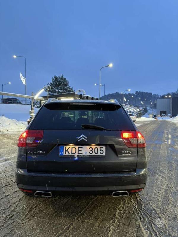 Pelēks Citroen C5 2011 Viļņa, ar dzinēja tilpumu 2.99 L un nobraukumu 350 tūkst. km par 1800 €, foto 6 vietnē AUTOMOTO.COM.LV