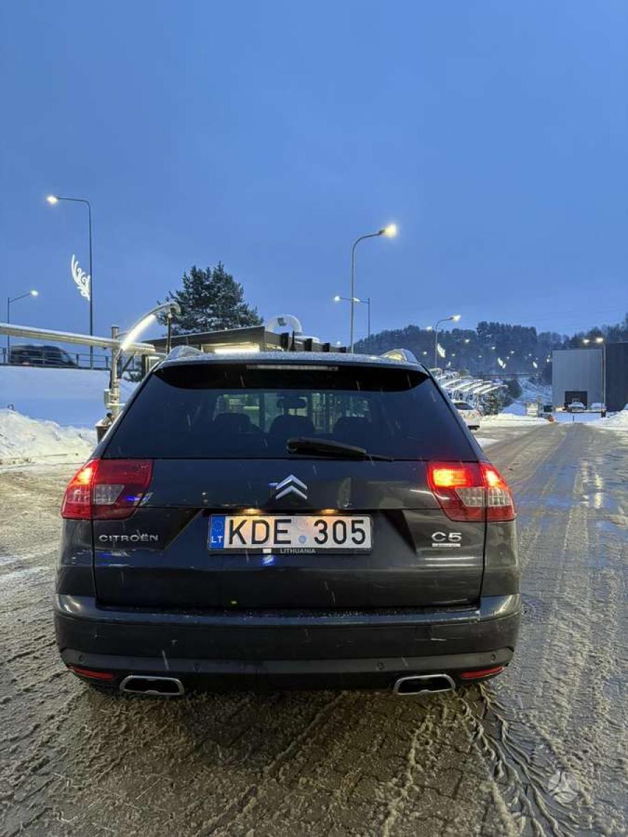 Pelēks Citroen C5 2011 Viļņa, ar dzinēja tilpumu 2.99 L un nobraukumu 350 tūkst. km par 1800 €, foto 6 vietnē AUTOMOTO.COM.LV