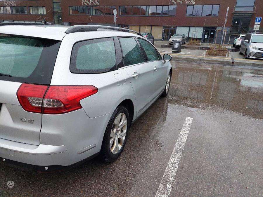 Pelēks Citroen C5 2011 Viļņa, ar dzinēja tilpumu 2.00 L un nobraukumu 372 tūkst. km par 3100 €, foto 3 vietnē AUTOMOTO.COM.LV