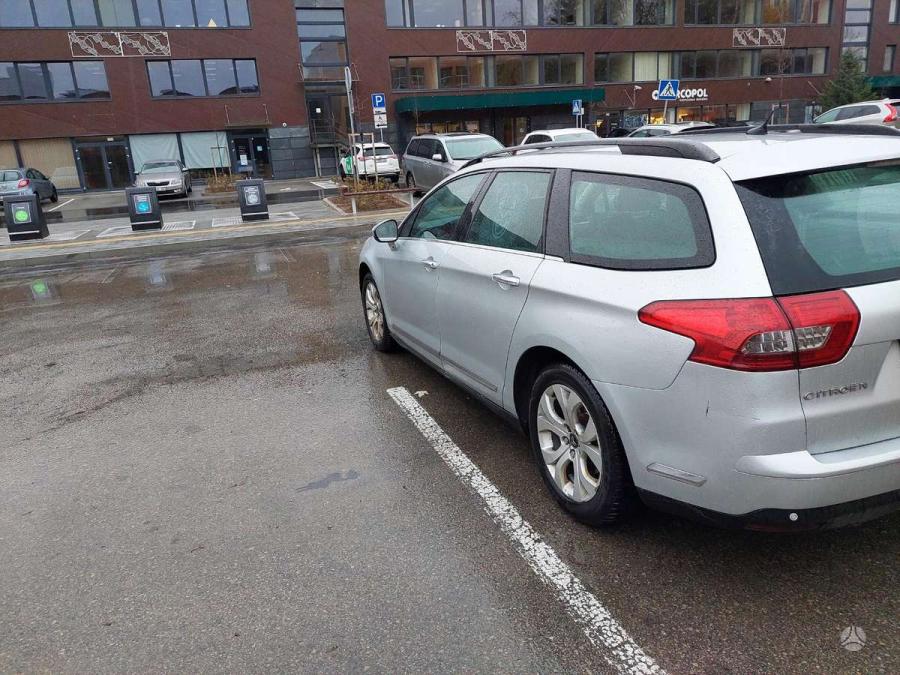 Pelēks Citroen C5 2011 Viļņa, ar dzinēja tilpumu 2.00 L un nobraukumu 372 tūkst. km par 3100 €, foto 4 vietnē AUTOMOTO.COM.LV