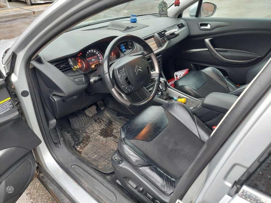 Pelēks Citroen C5 2011 Viļņa, ar dzinēja tilpumu 2.00 L un nobraukumu 372 tūkst. km par 3100 €, foto 5 vietnē AUTOMOTO.COM.LV