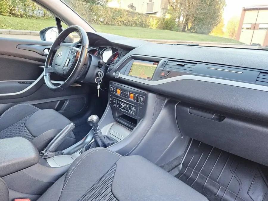 Pelēks Citroen C5 2011 Jēkabpils, ar dzinēja tilpumu 2.00 L un nobraukumu 298 tūkst. km par 4650 €, foto 20 vietnē AUTOMOTO.COM.LV