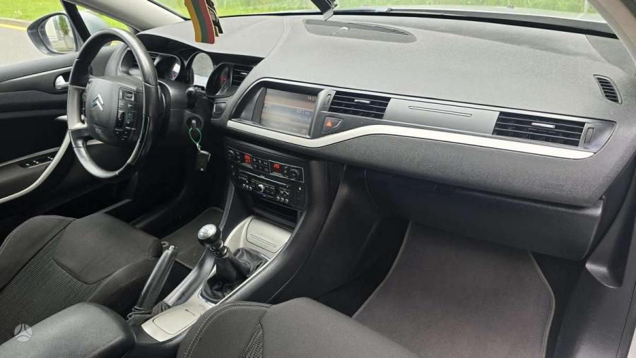 Pelēks Citroen C5 2012 Kauņa, ar dzinēja tilpumu 2.00 L un nobraukumu 419 tūkst. km par 2600 €, foto 30 vietnē AUTOMOTO.COM.LV