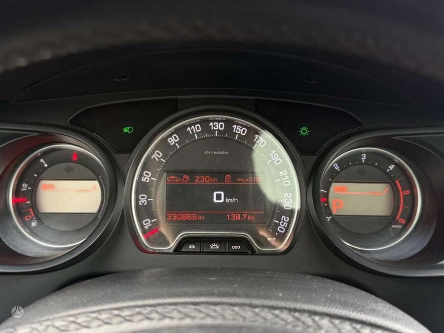Grey Citroen C5 2012 in Vilnius, with an engine capacity of 2.18 L and mileage of 330 thousand km for 2850 €, photo 18 on AUTOMOTO.COM.LV