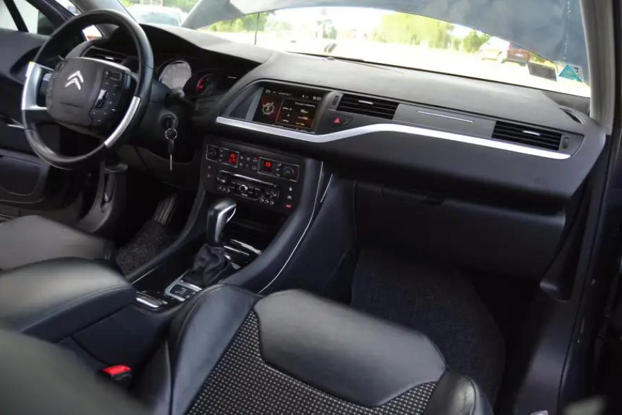 Pelēks Citroen C5 2013 Jēkabpils, ar dzinēja tilpumu 2.00 L un nobraukumu 282 tūkst. km par 5500 €, foto 6 vietnē AUTOMOTO.COM.LV