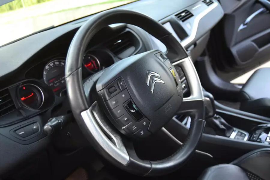 Pelēks Citroen C5 2013 Jēkabpils, ar dzinēja tilpumu 2.00 L un nobraukumu 282 tūkst. km par 5500 €, foto 12 vietnē AUTOMOTO.COM.LV