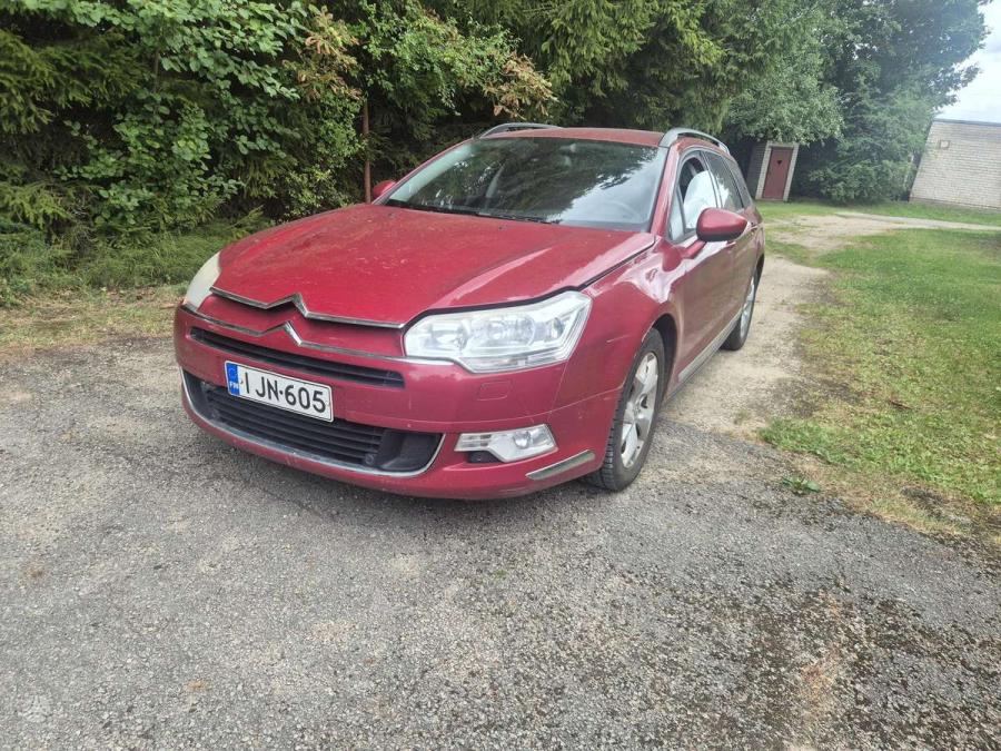 Red Citroen C5 2010 in Pasvalys, with an engine capacity of 1.60 L and mileage of 252 thousand km for 900 €, photo 1 on AUTOMOTO.COM.LV