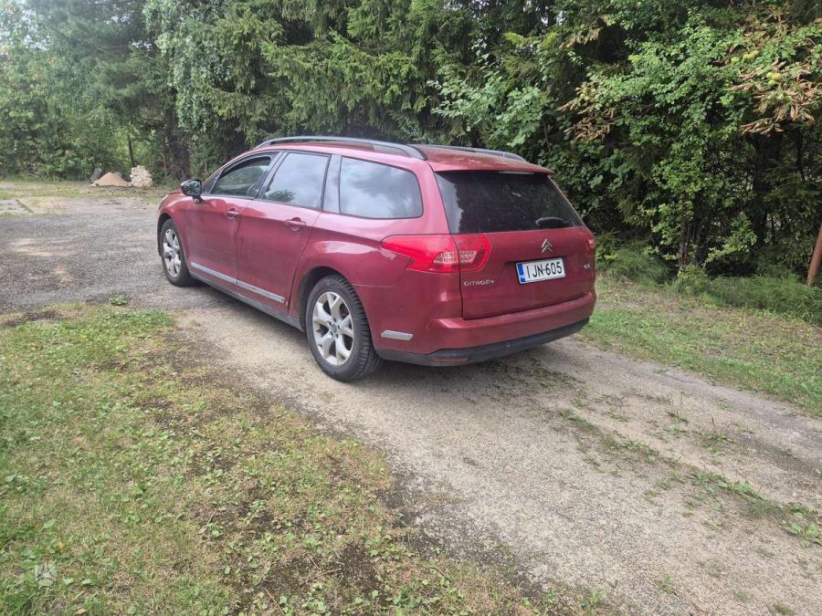 Red Citroen C5 2010 in Pasvalys, with an engine capacity of 1.60 L and mileage of 252 thousand km for 900 €, photo 4 on AUTOMOTO.COM.LV