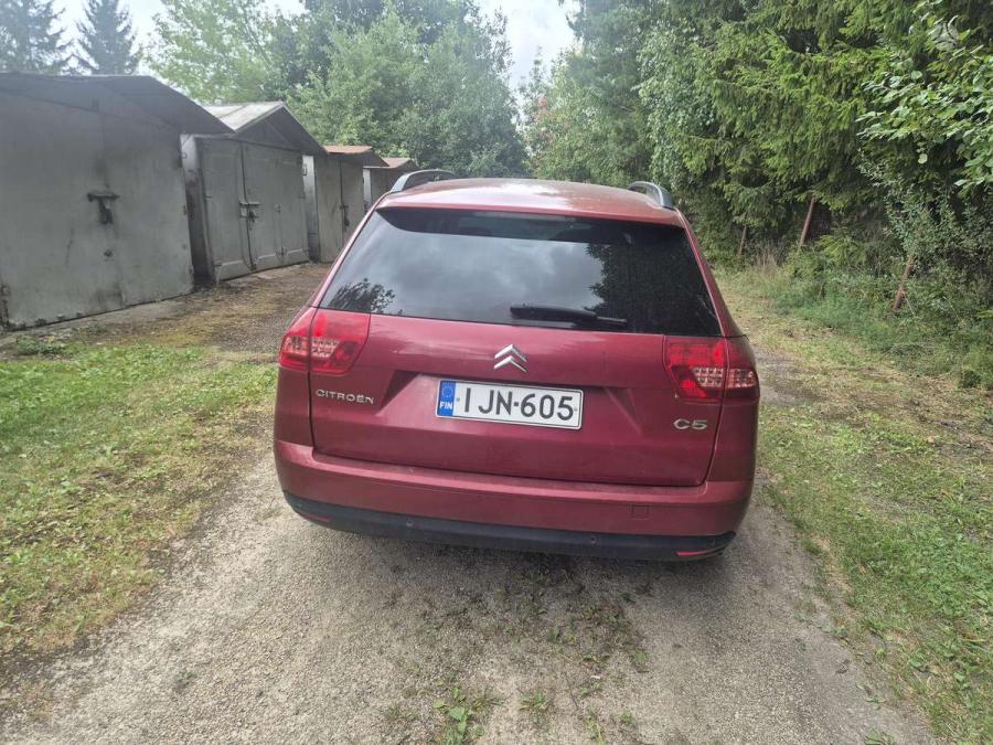 Red Citroen C5 2010 in Pasvalys, with an engine capacity of 1.60 L and mileage of 252 thousand km for 900 €, photo 5 on AUTOMOTO.COM.LV