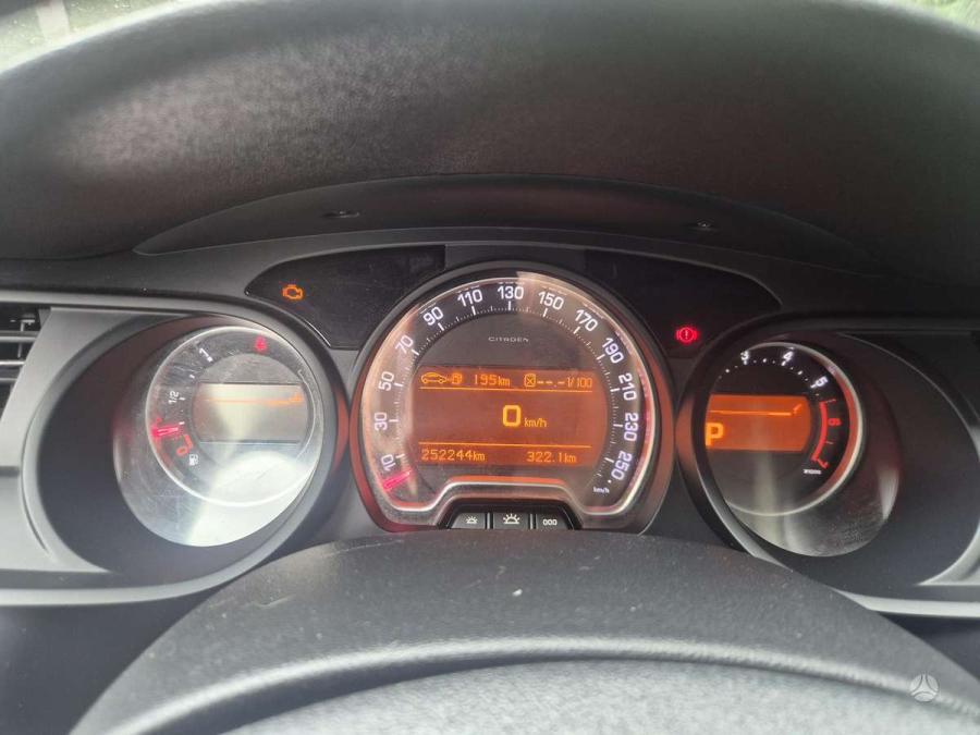 Red Citroen C5 2010 in Pasvalys, with an engine capacity of 1.60 L and mileage of 252 thousand km for 900 €, photo 11 on AUTOMOTO.COM.LV