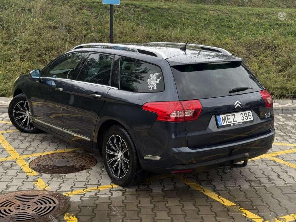 Ситроен С5 2008 в Вильнюс на AUTOMOTO.COM.LV Фиолетовый Ситроен С5 2008 в Вильнюс, объемом двигателя 2.00 л и пробегом 358 тыс. км за 1300 €, фото 4 на AUTOMOTO.COM.LV