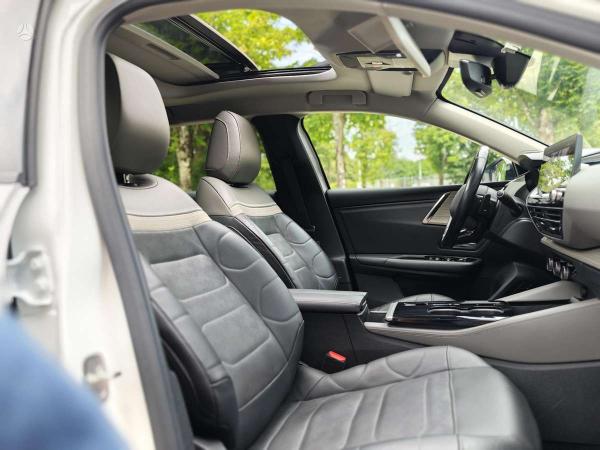 White Citroen C5 2022 in Taurage, with an engine capacity of 1.60 L and mileage of 170 thousand km for 13400 €, photo 10 on AUTOMOTO.COM.LV