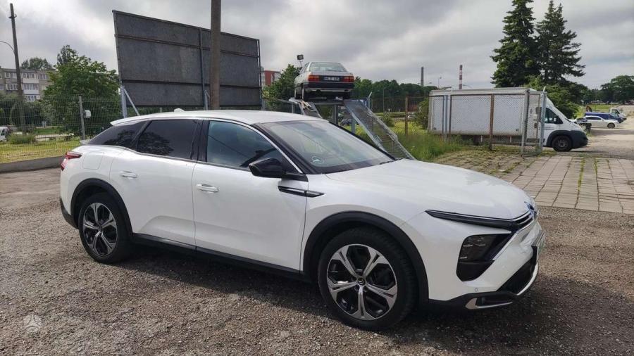 White Citroen C5 2022 in Klaipeda, with an engine capacity of 1.60 L and mileage of 145 thousand km for 19711 €, photo 9 on AUTOMOTO.COM.LV
