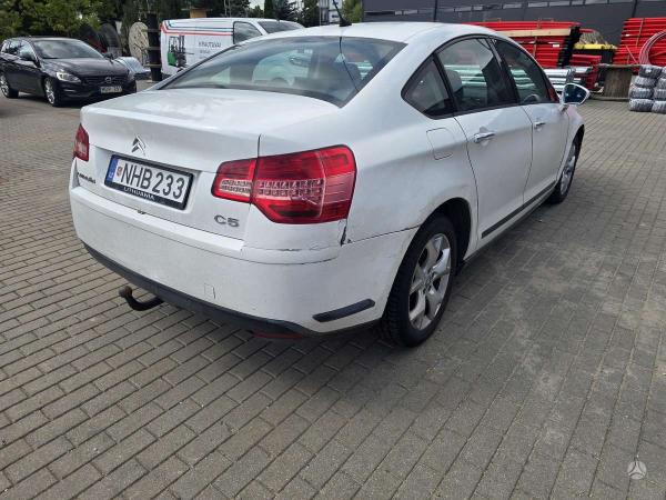 White Citroen C5 2009 in Vilnius, with an engine capacity of 1.56 L and mileage of 420 thousand km for 1000 €, photo 1 on AUTOMOTO.COM.LV