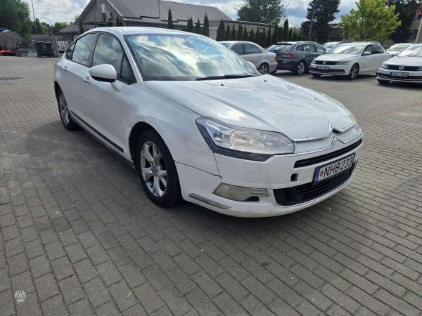 White Citroen C5 2009 in Vilnius, with an engine capacity of 1.56 L and mileage of 420 thousand km for 1000 €, photo 3 on AUTOMOTO.COM.LV
