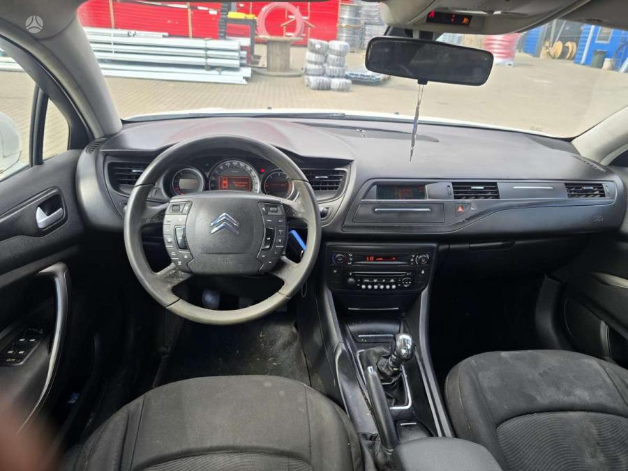 Balts Citroen C5 2009 Viļņa, ar dzinēja tilpumu 1.56 L un nobraukumu 420 tūkst. km par 900 €, foto 8 vietnē AUTOMOTO.COM.LV