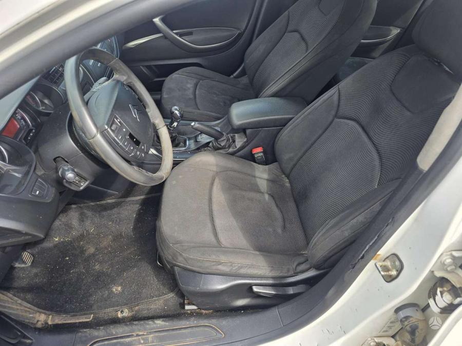 Balts Citroen C5 2009 Viļņa, ar dzinēja tilpumu 1.56 L un nobraukumu 420 tūkst. km par 900 €, foto 9 vietnē AUTOMOTO.COM.LV