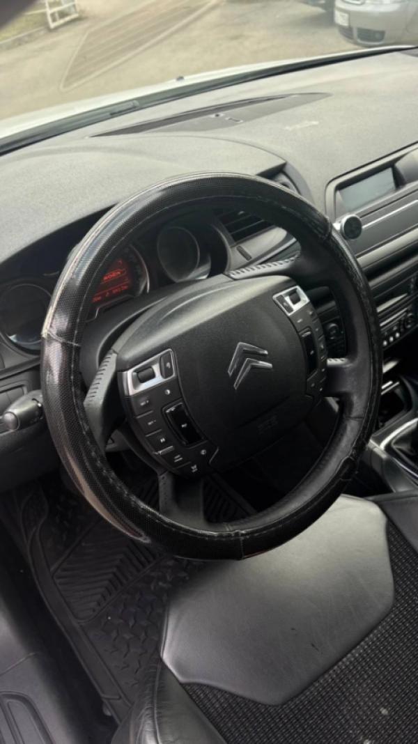 White Citroen C5 2010 in Riga, with an engine capacity of 1.60 L and mileage of 396 thousand km for 2950 €, photo 4 on AUTOMOTO.COM.LV