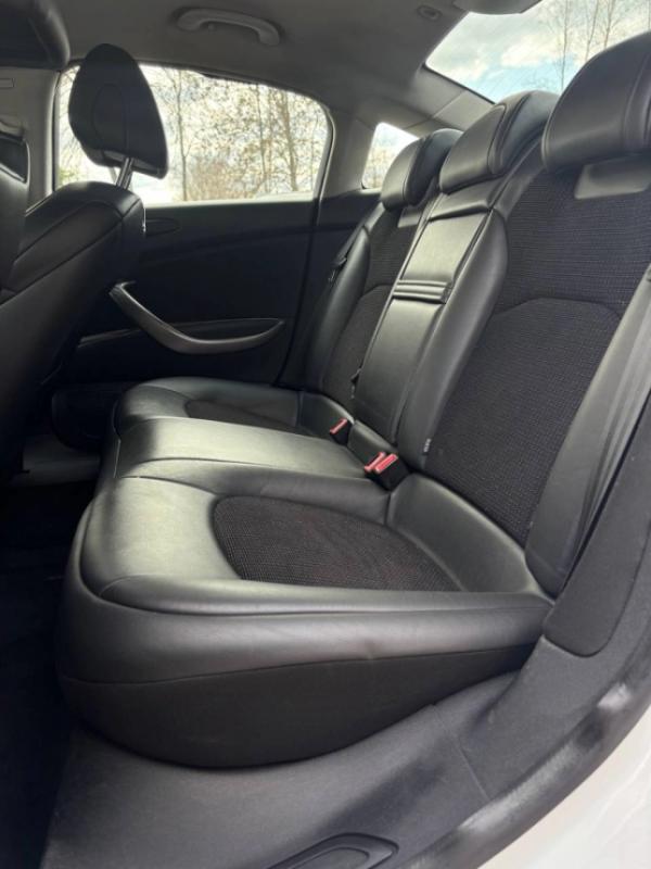 White Citroen C5 2010 in Riga, with an engine capacity of 1.60 L and mileage of 396 thousand km for 2950 €, photo 5 on AUTOMOTO.COM.LV