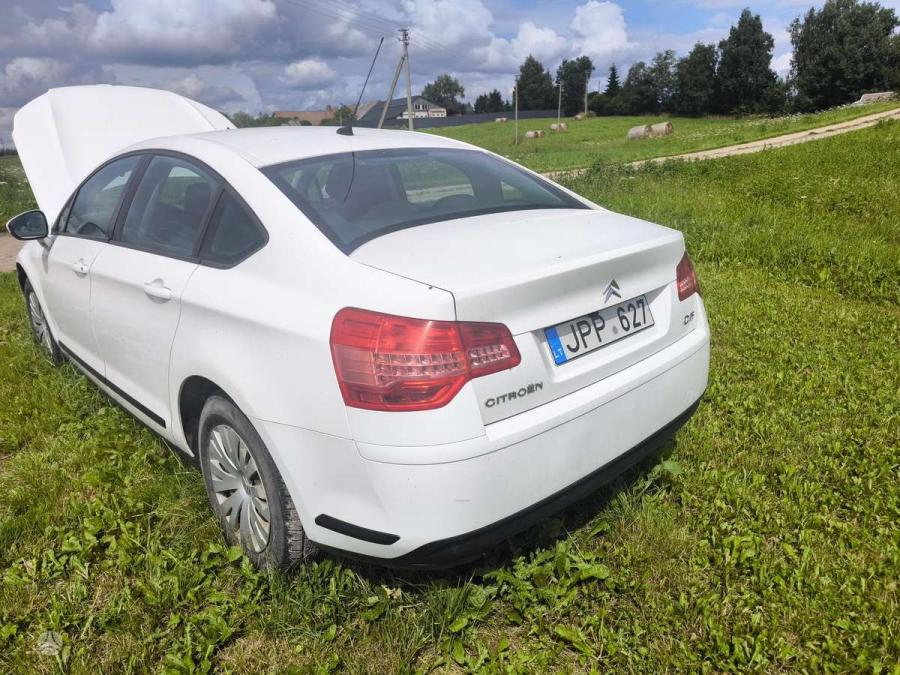 White Citroen C5 2010 in Plunge, with an engine capacity of 1.56 L and mileage of 445 thousand km for 999 €, photo 3 on AUTOMOTO.COM.LV
