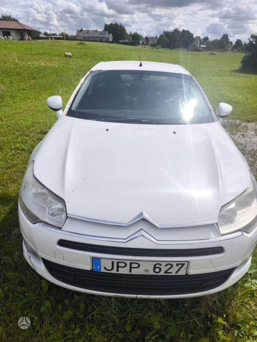 White Citroen C5 2010 in Plunge, with an engine capacity of 1.56 L and mileage of 445 thousand km for 999 €, photo 4 on AUTOMOTO.COM.LV