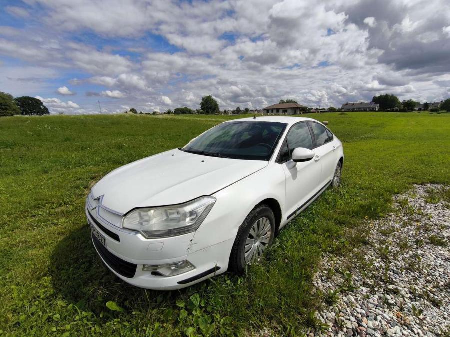 White Citroen C5 2010 in Plunge, with an engine capacity of 1.56 L and mileage of 445 thousand km for 999 €, photo 5 on AUTOMOTO.COM.LV