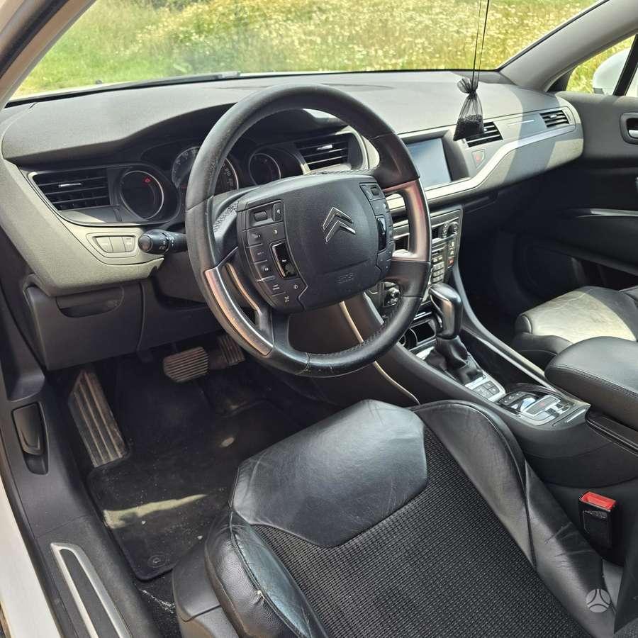 White Citroen C5 2011 in Siauliai, with an engine capacity of 2.20 L and mileage of 346 thousand km for 2950 €, photo 12 on AUTOMOTO.COM.LV