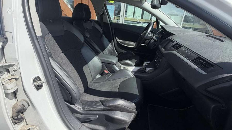 Balts Citroen C5 2011 Viļņa, ar dzinēja tilpumu 1.60 L un nobraukumu 224 tūkst. km par 1750 €, foto 16 vietnē AUTOMOTO.COM.LV