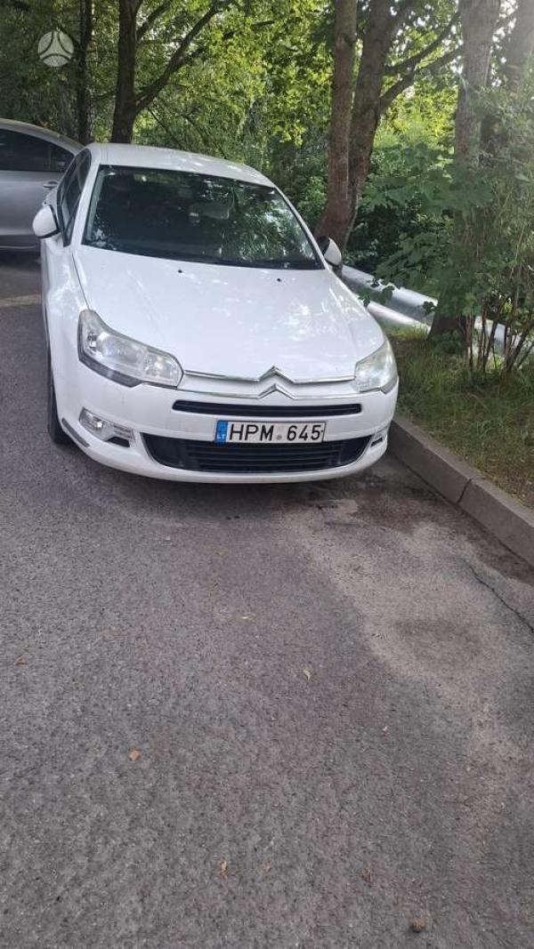 White Citroen C5 2012 in Alytus, with an engine capacity of 1.60 L and mileage of 350 thousand km for 1700 €, photo 1 on AUTOMOTO.COM.LV