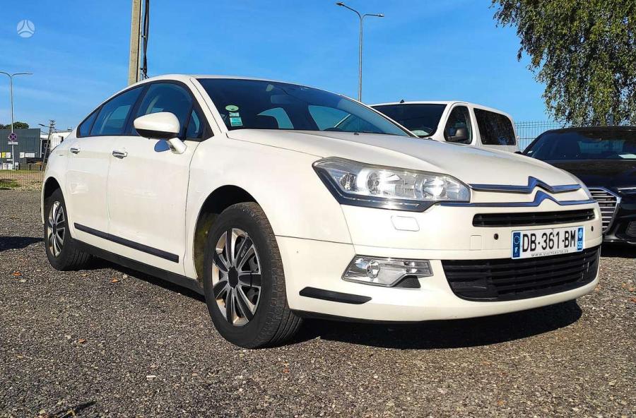 White Citroen C5 2013 in Taurage, with an engine capacity of 1.56 L and mileage of 277 thousand km for 2999 €, photo 4 on AUTOMOTO.COM.LV