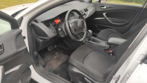 White Citroen C5 2013 in Taurage, with an engine capacity of 1.56 L and mileage of 277 thousand km for 2999 €, photo 9 on AUTOMOTO.COM.LV