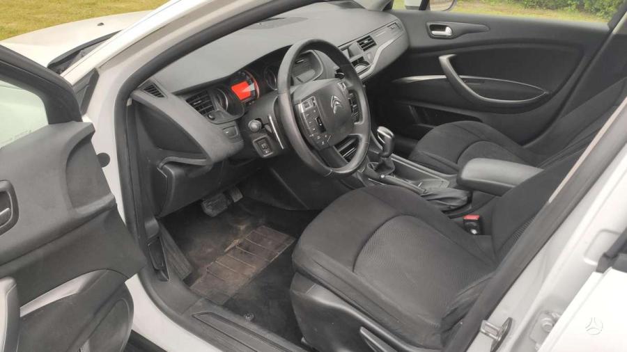 White Citroen C5 2013 in Taurage, with an engine capacity of 1.56 L and mileage of 277 thousand km for 2999 €, photo 9 on AUTOMOTO.COM.LV