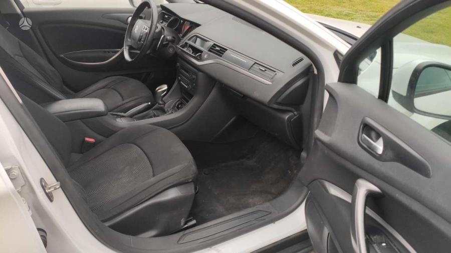 White Citroen C5 2013 in Taurage, with an engine capacity of 1.56 L and mileage of 277 thousand km for 2999 €, photo 12 on AUTOMOTO.COM.LV