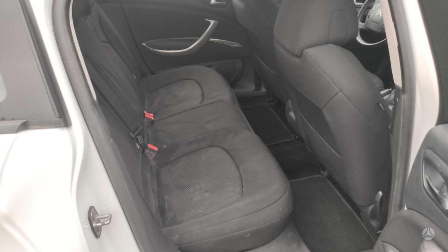 White Citroen C5 2013 in Taurage, with an engine capacity of 1.56 L and mileage of 277 thousand km for 2999 €, photo 14 on AUTOMOTO.COM.LV