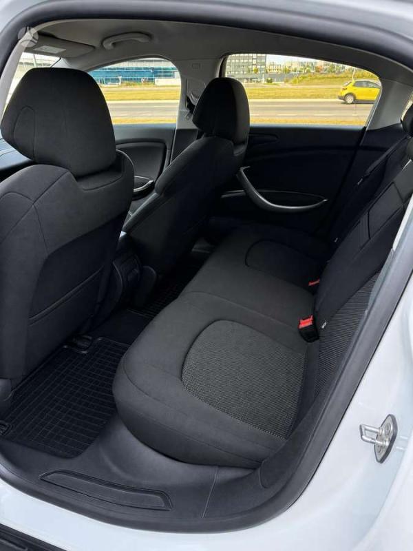 White Citroen C5 2015 in Vilnius, with an engine capacity of 1.56 L and mileage of 274 thousand km for 3350 €, photo 8 on AUTOMOTO.COM.LV