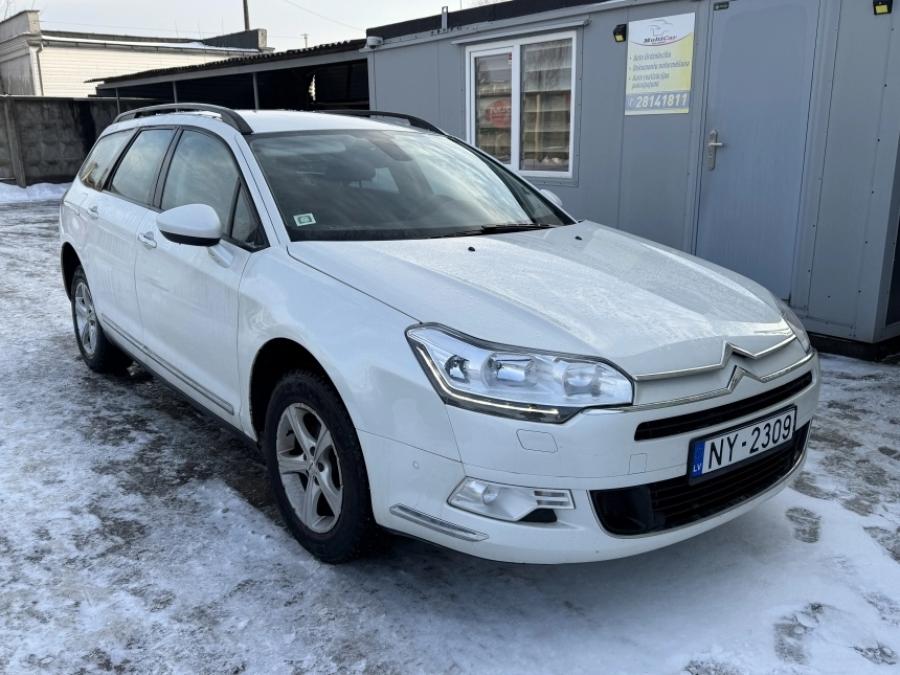 White Citroen C5 2005 in Riga, with an engine capacity of 1.60 L and mileage of 200 thousand km for 3690 €, photo 1 on AUTOMOTO.COM.LV