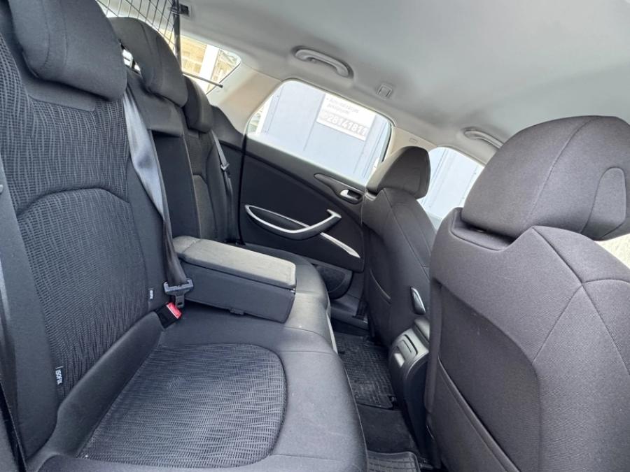 White Citroen C5 2005 in Riga, with an engine capacity of 1.60 L and mileage of 200 thousand km for 3690 €, photo 19 on AUTOMOTO.COM.LV