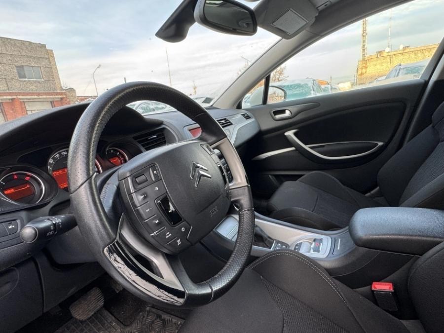 White Citroen C5 2005 in Riga, with an engine capacity of 1.60 L and mileage of 200 thousand km for 3690 €, photo 22 on AUTOMOTO.COM.LV
