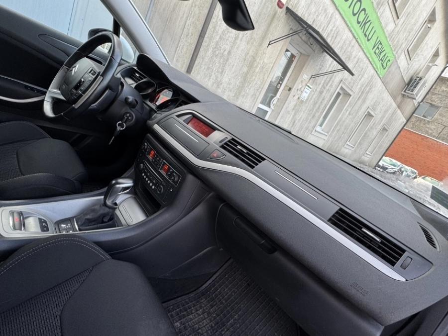 White Citroen C5 2005 in Riga, with an engine capacity of 1.60 L and mileage of 200 thousand km for 3690 €, photo 23 on AUTOMOTO.COM.LV