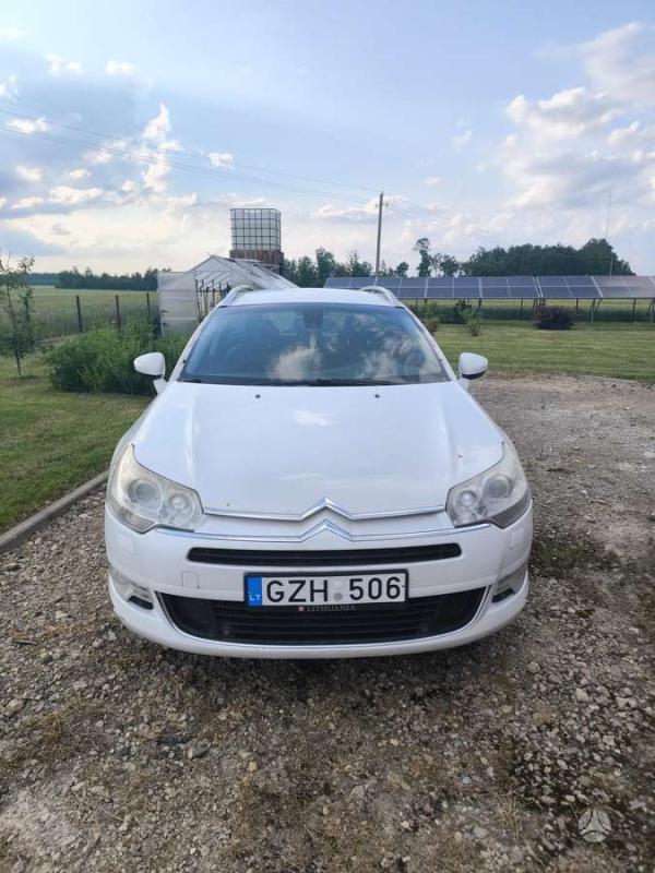 White Citroen C5 2008 in Pakruojis, with an engine capacity of 2.18 L and mileage of 450 thousand km for 700 €, photo 2 on AUTOMOTO.COM.LV
