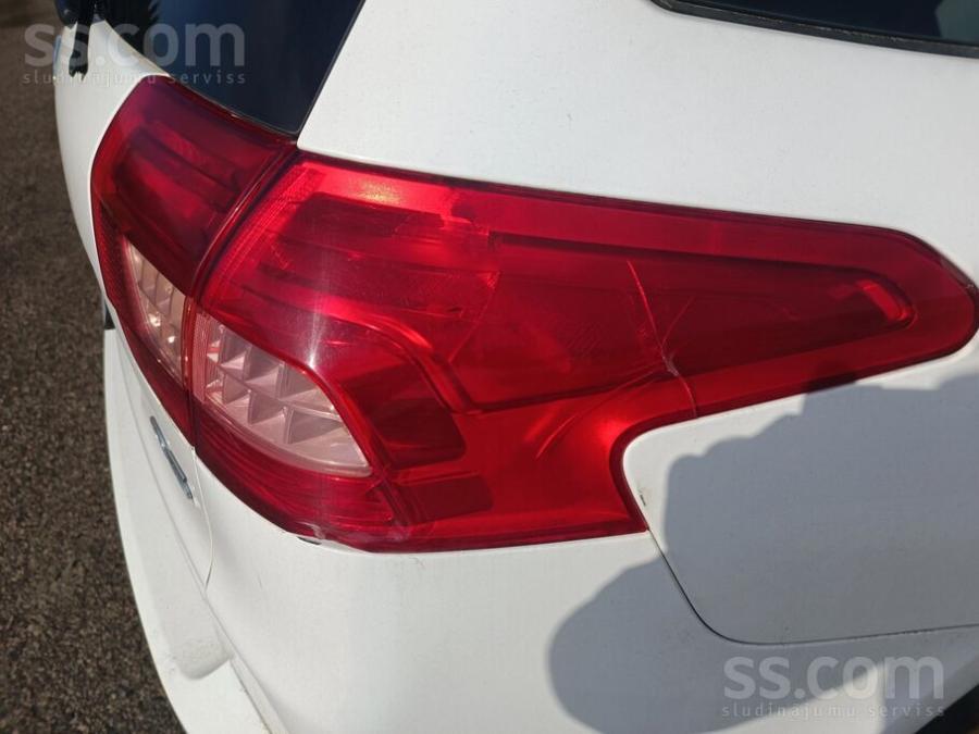 White Citroen C5 2009 in Riga, with an engine capacity of 2.00 L and mileage of 340 thousand km for 1550 €, photo 10 on AUTOMOTO.COM.LV